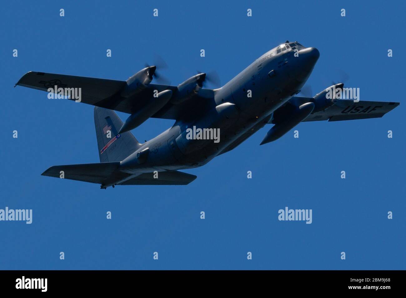 A 910th Airlift Wing C-130H Hercules aircraft flies over Trumbull ...
