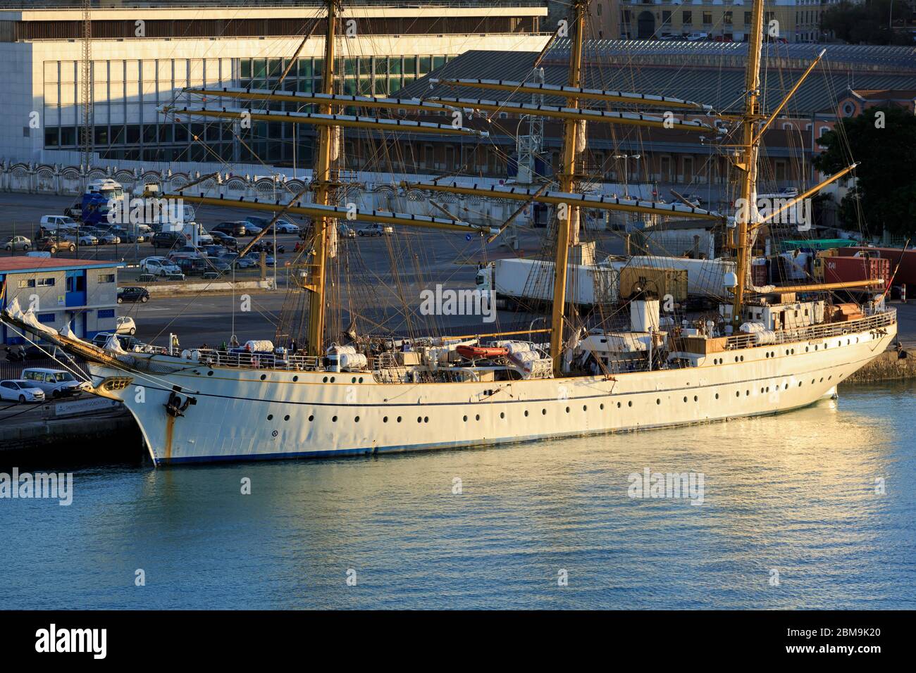 Sailing ship port hi-res stock photography and images - Alamy