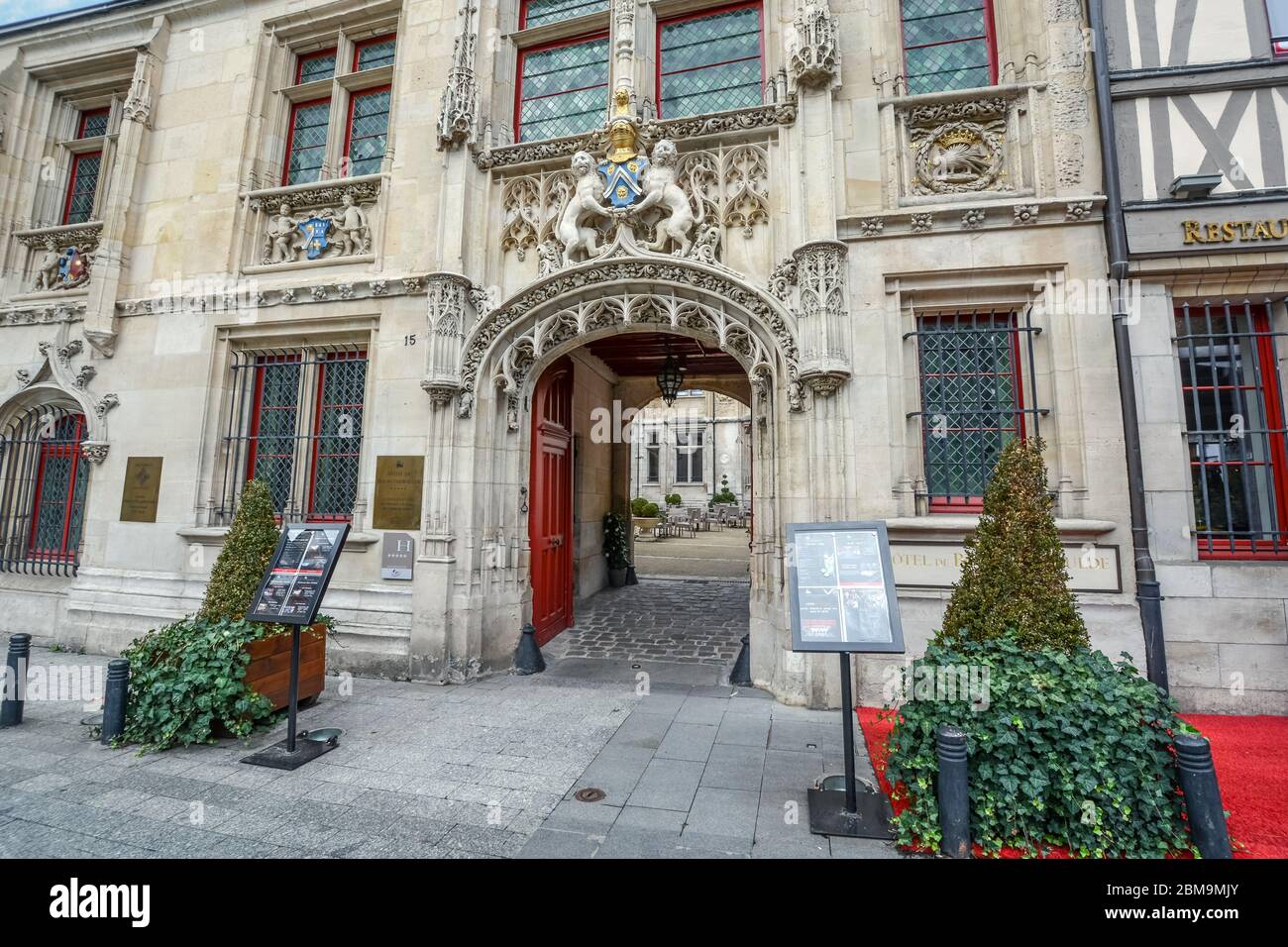 Rouen sculpture hi-res stock photography and images - Alamy