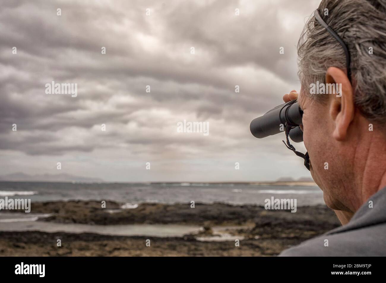 Man looking ocean hi-res stock photography and images - Alamy