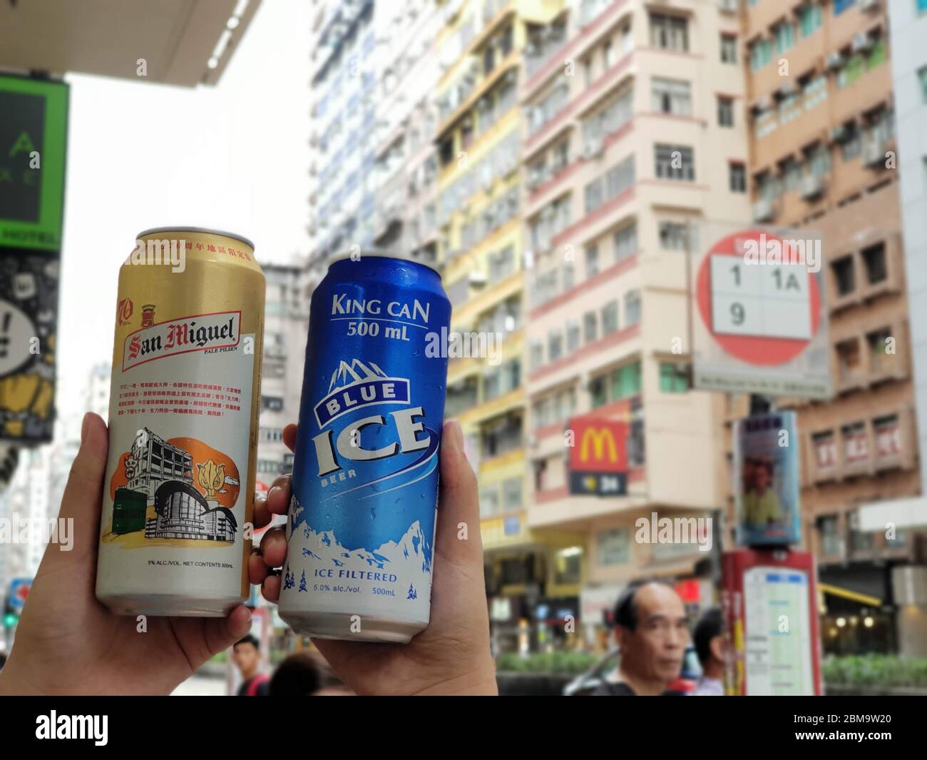 Hong Kong beer in hand Stock Photo - Alamy