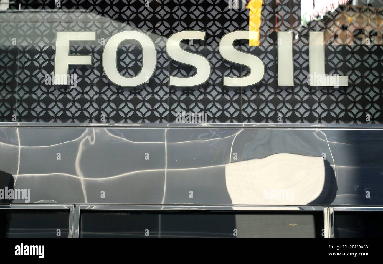 Fossil logo hi-res stock photography and images - Alamy