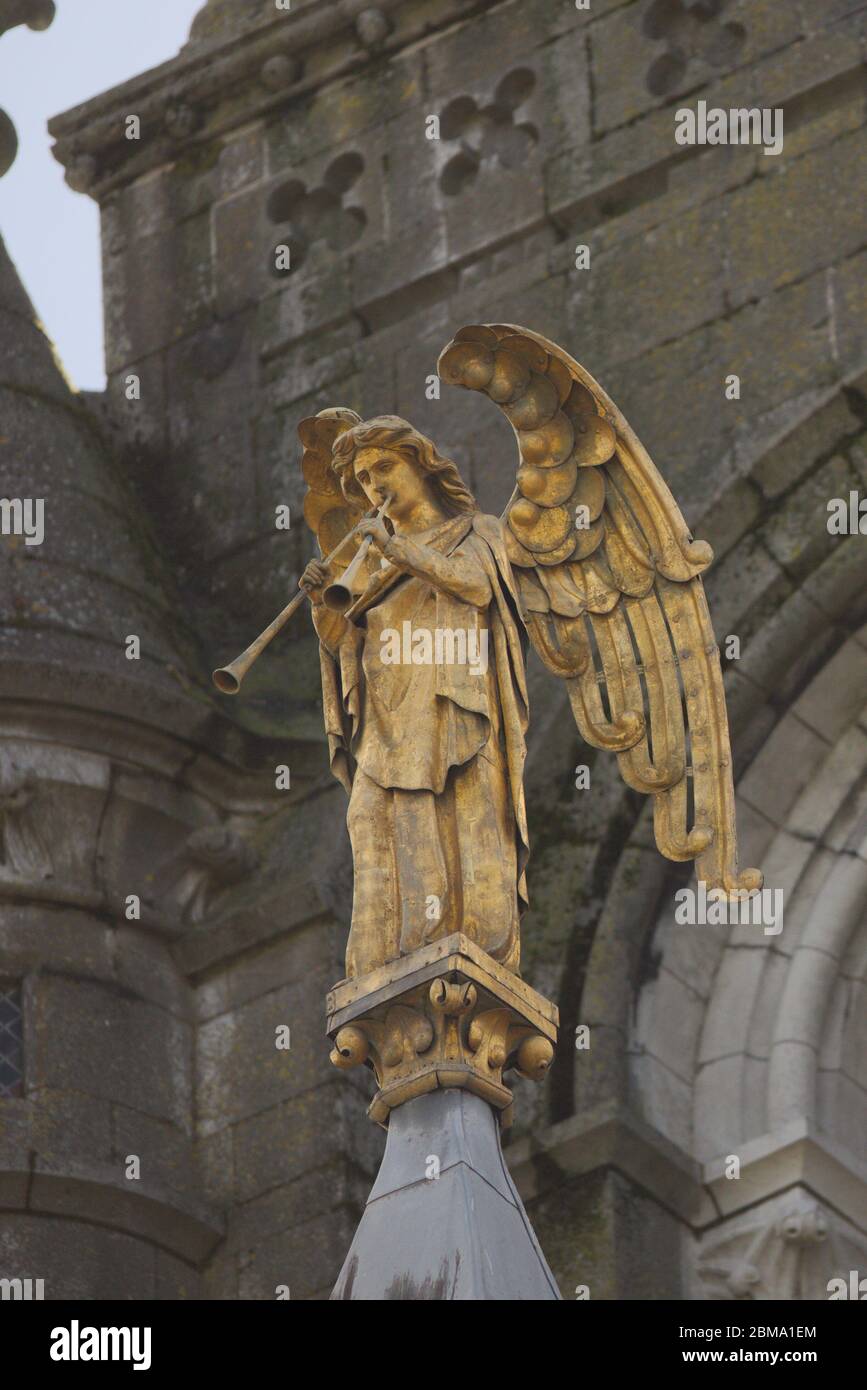 Limestone angel statue hi-res stock photography and images - Alamy