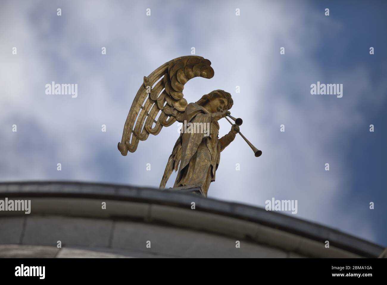 Golden angel statue hi-res stock photography and images - Alamy