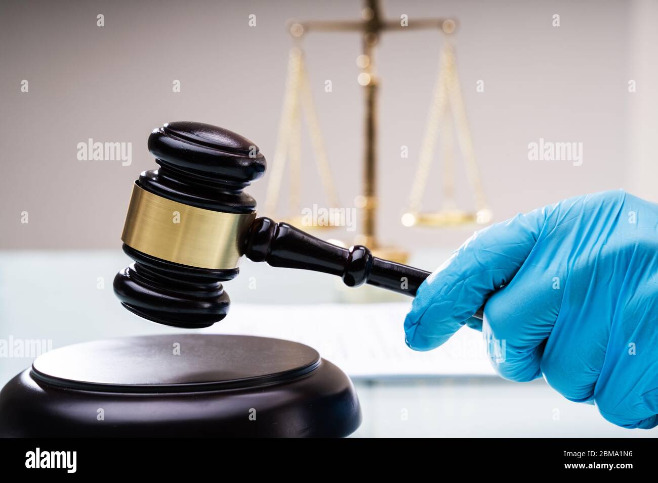 Judge holding gavel hi-res stock photography and images - Alamy