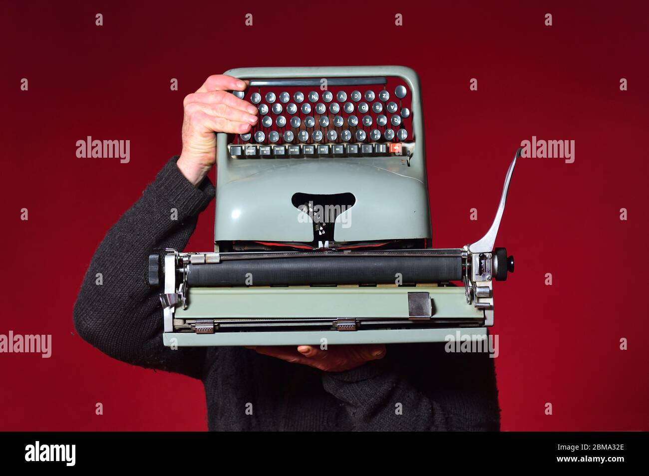 Man at typewriter symbol hi-res stock photography and images - Alamy