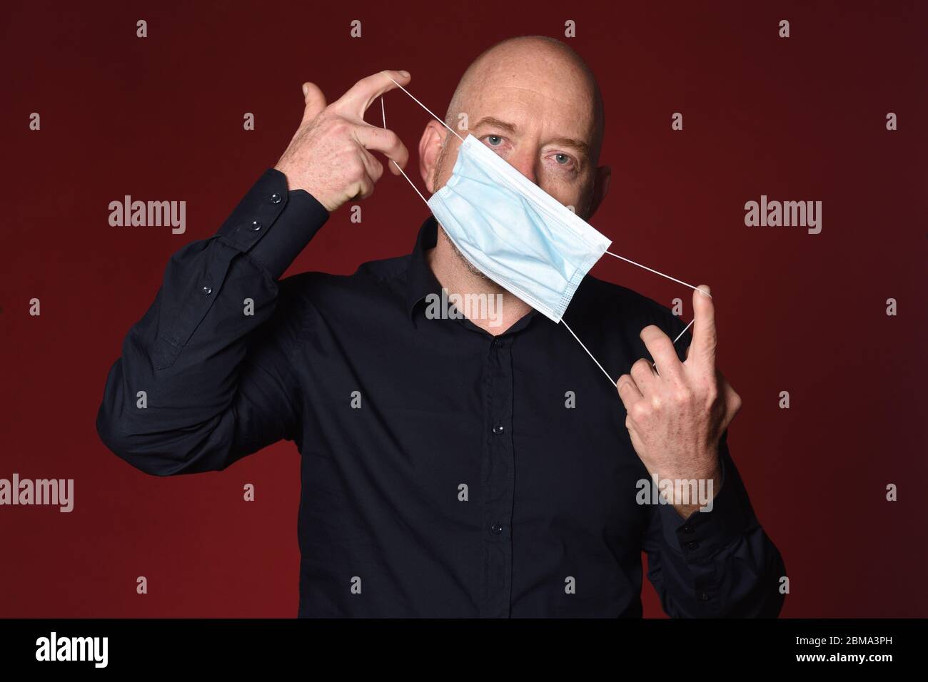 man who takes off the medical mask correctly Stock Photo - Alamy