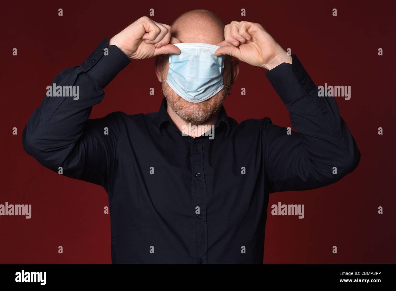 man who takes off the medical mask badly Stock Photo - Alamy