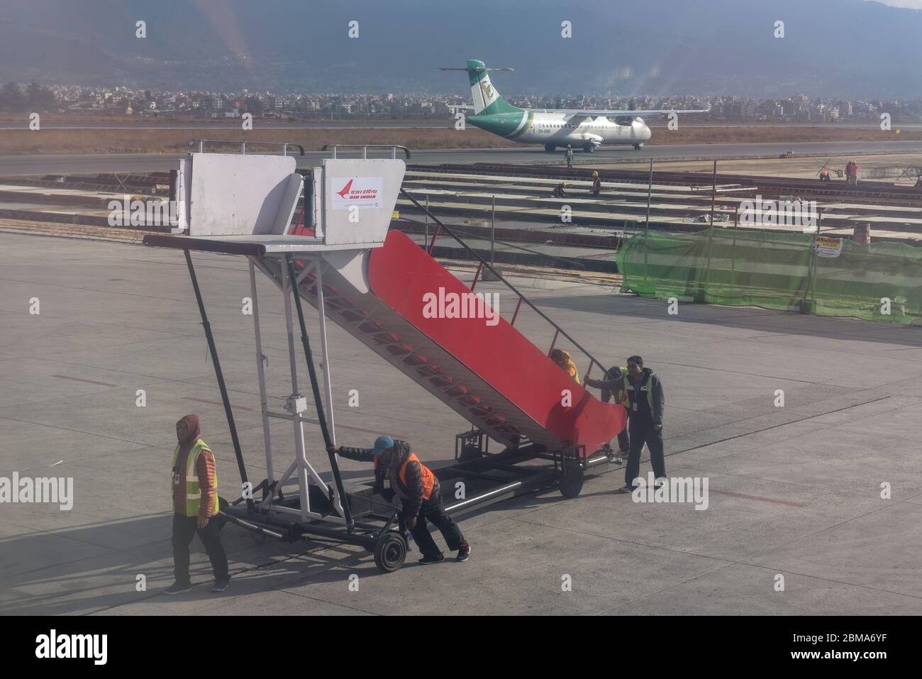 Passengers pushing airplane hi-res stock photography and images - Alamy