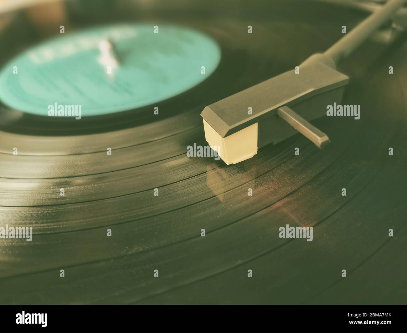 vintage vinyl record player playing Stock Photo - Alamy