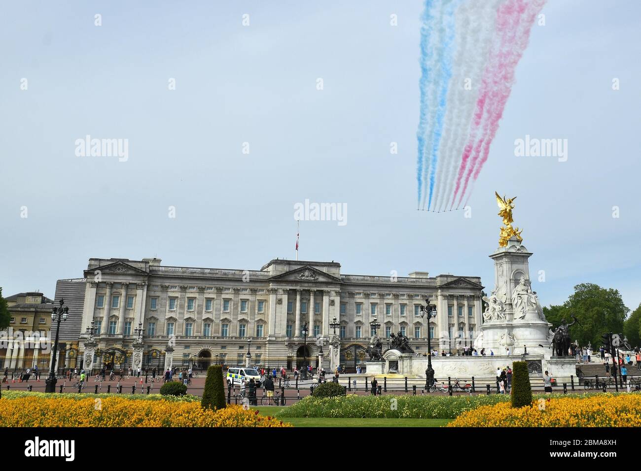 The royal air force red arrows pass over buckingham palace hi-res stock ...