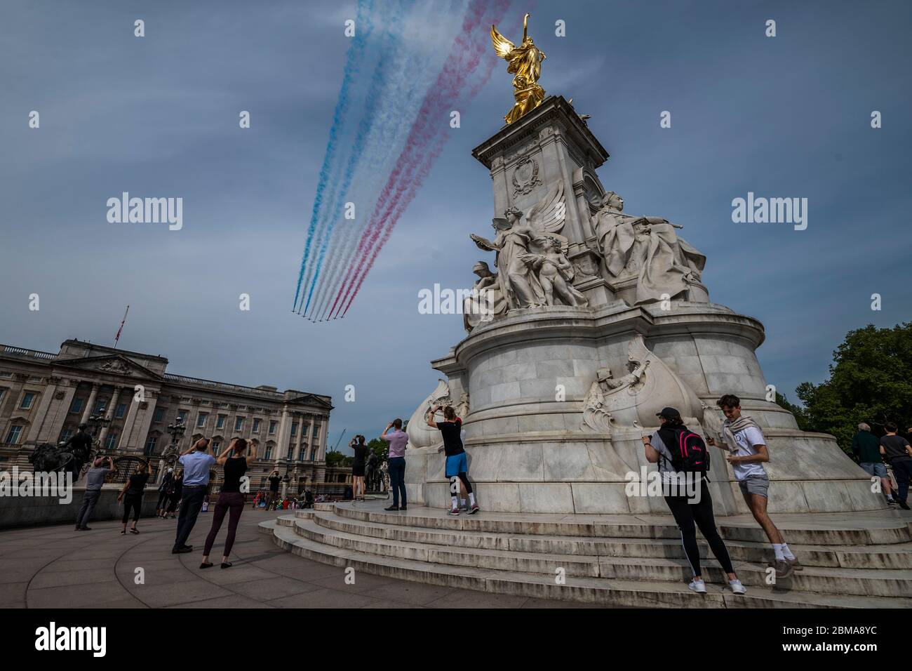 London, UK. 08th May, 2020. The Red Arrows make a flypast for VE Day ...