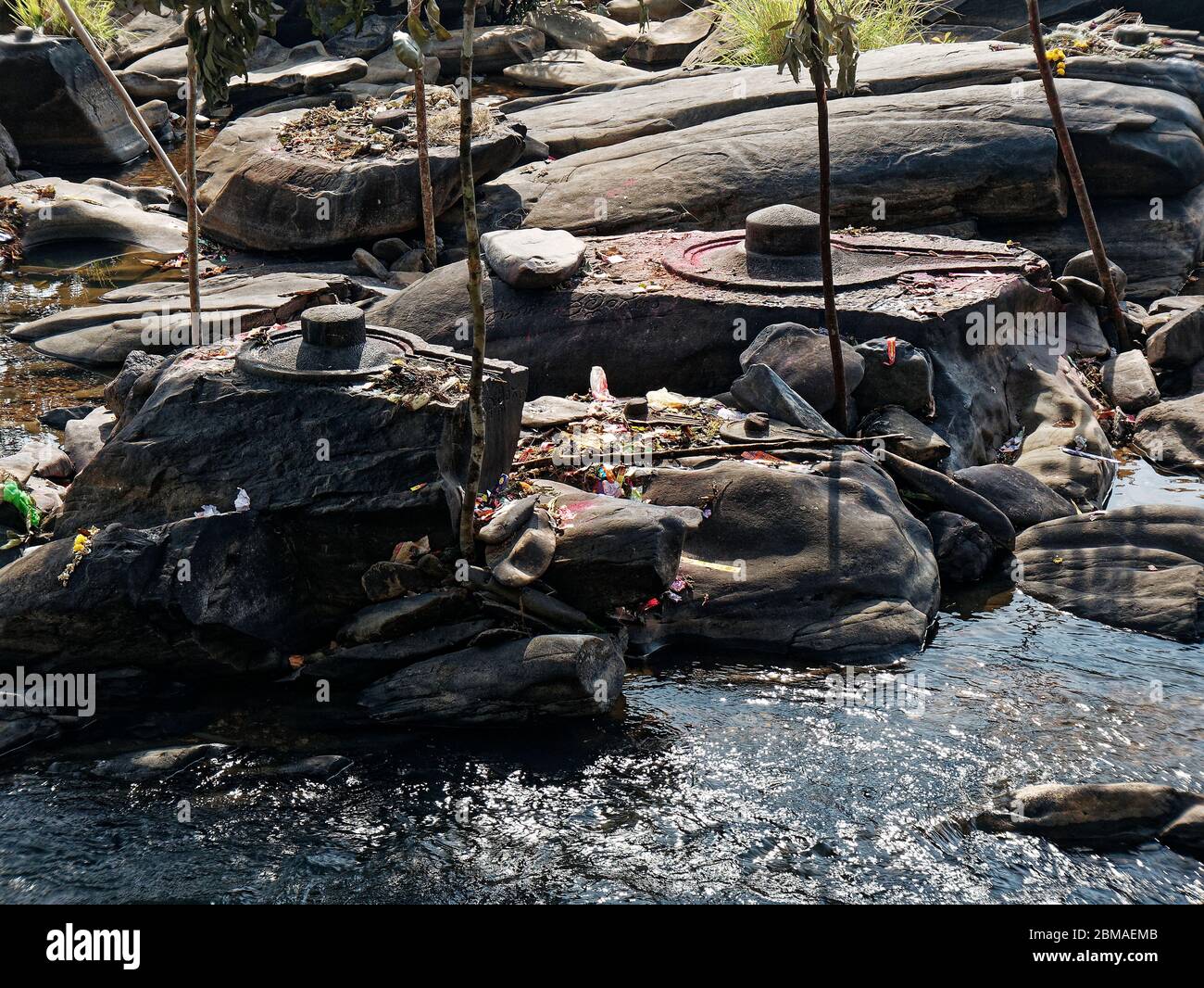 Thousands of shivlingas appearing in Shalmala river bed due to global ...