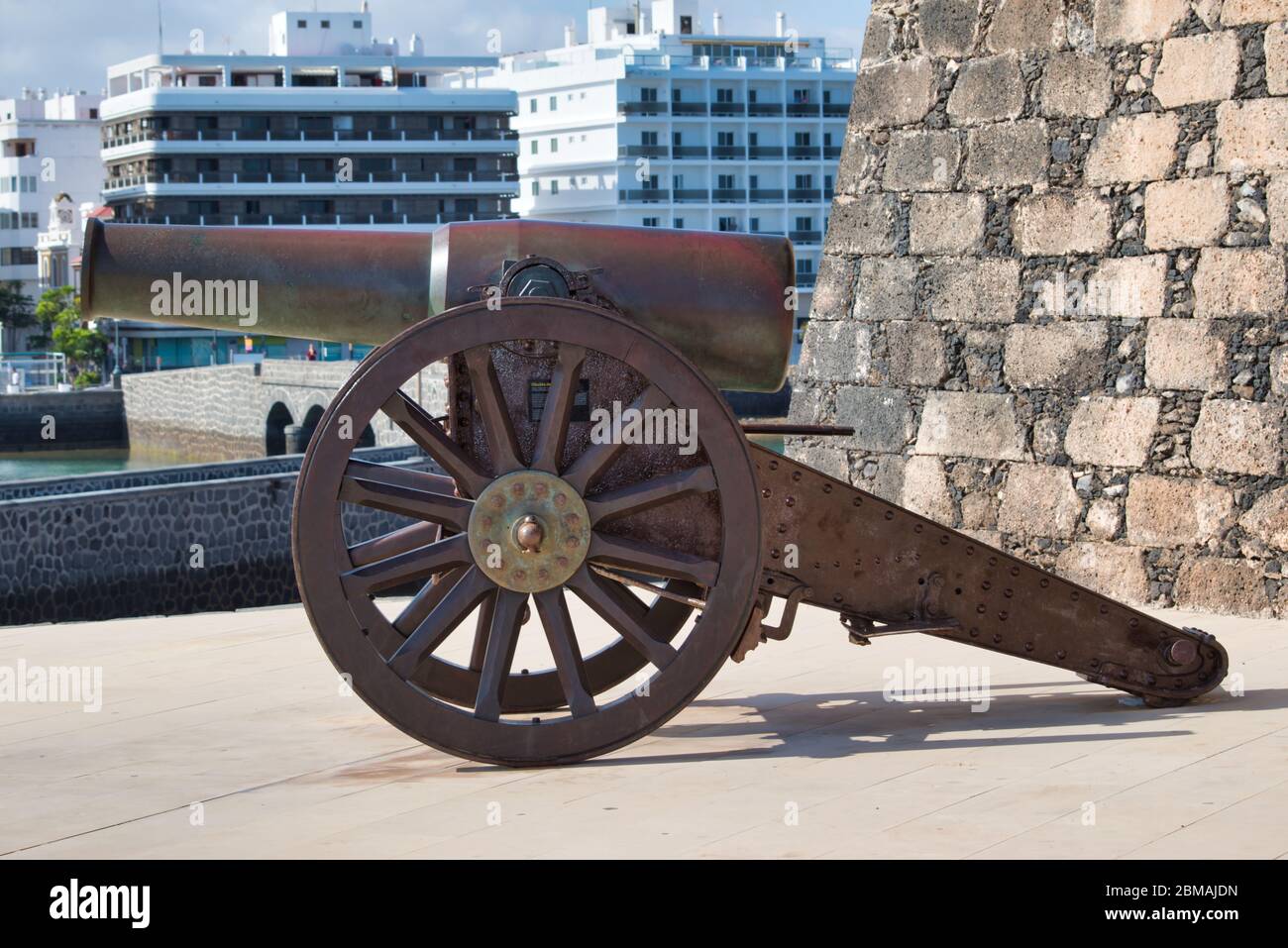 Old ship cannon fire hi-res stock photography and images - Alamy