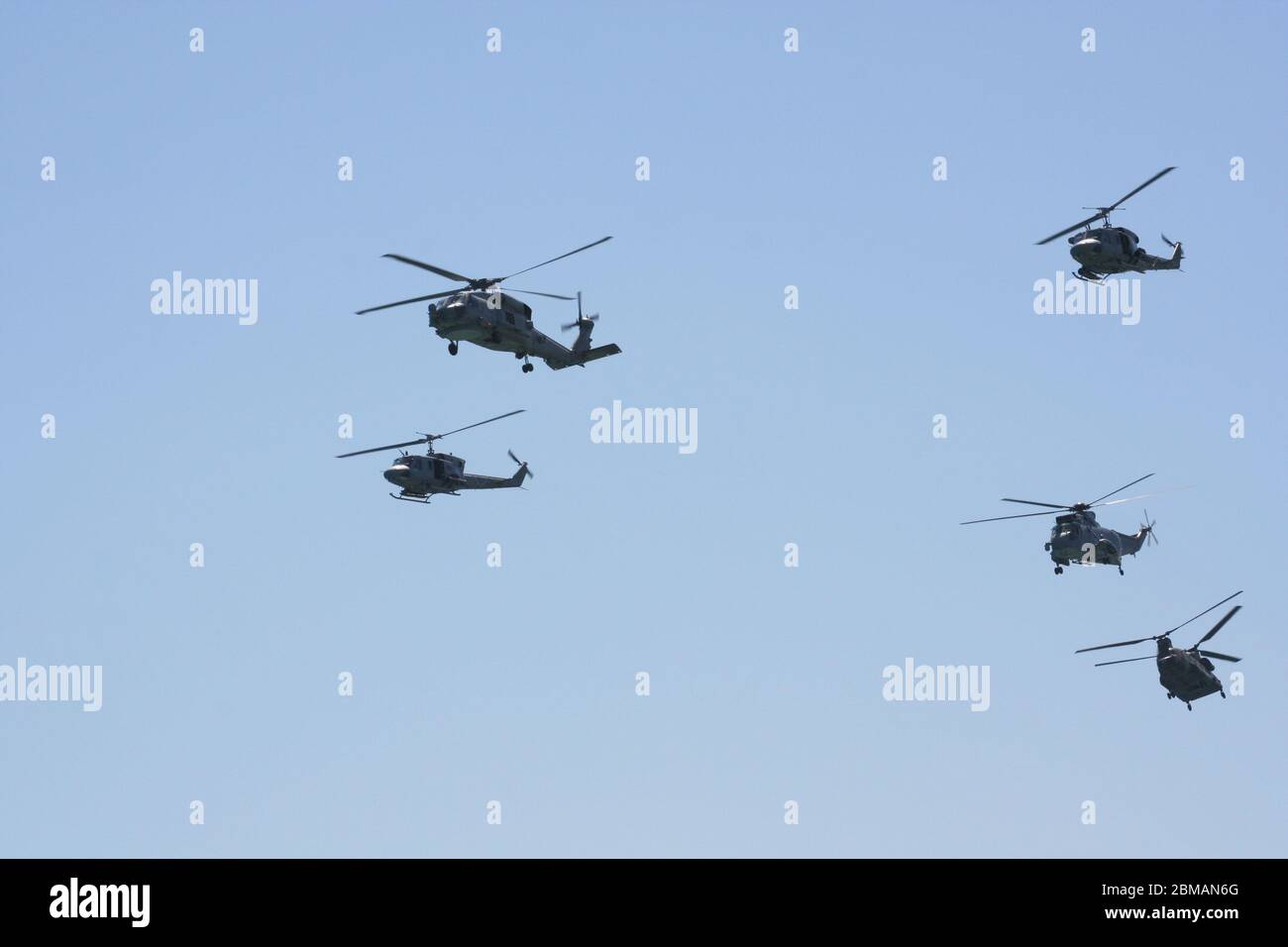 Chinook low level hi-res stock photography and images - Alamy