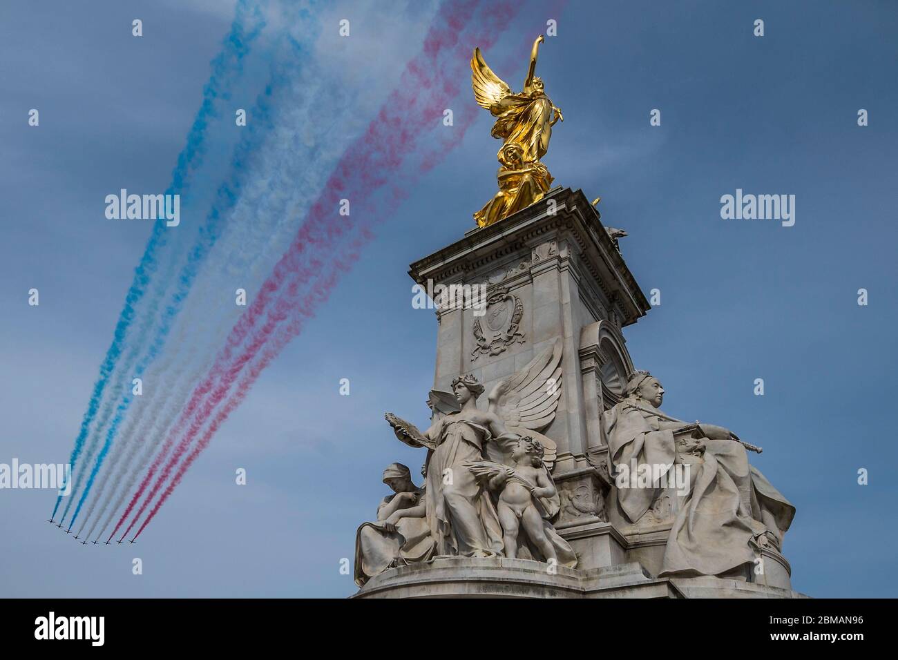 London, UK. 08th May, 2020. The Red Arrows make a flypast for VE Day 75 ...