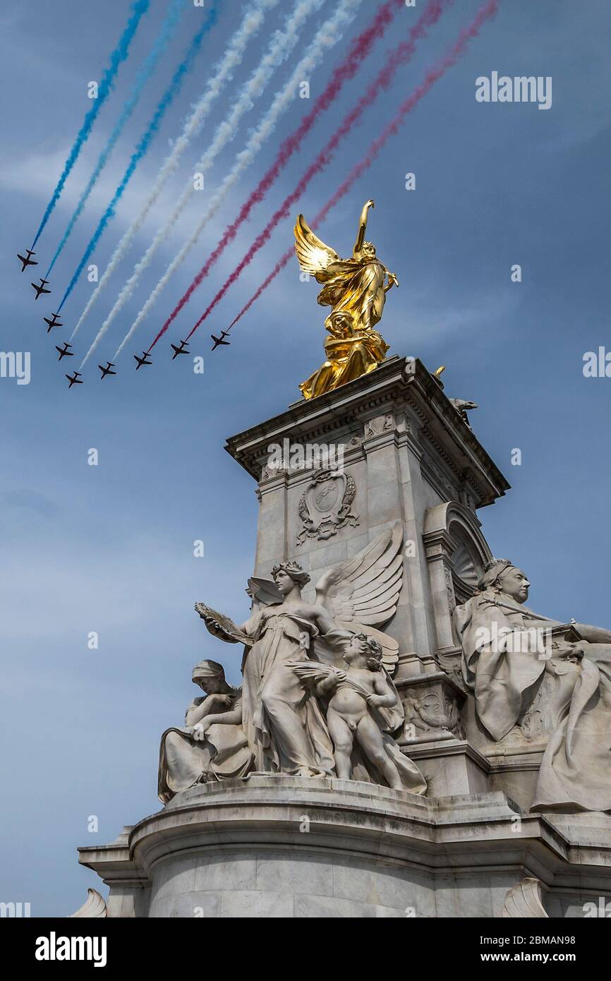 London, UK. 08th May, 2020. The Red Arrows make a flypast for VE Day 75 ...