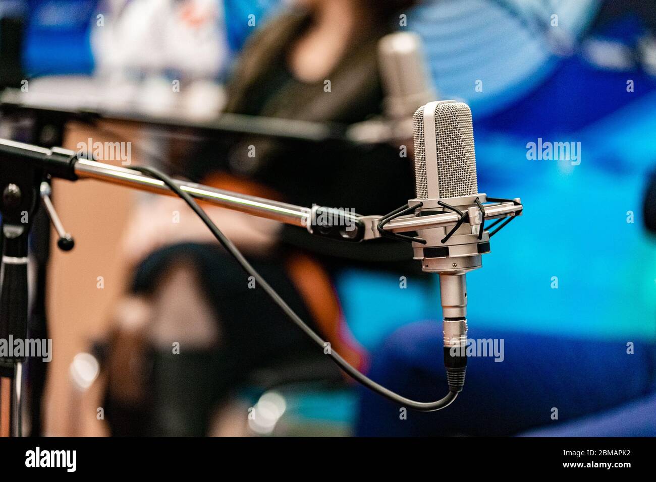 Interview woman microphones hi-res stock photography and images - Alamy