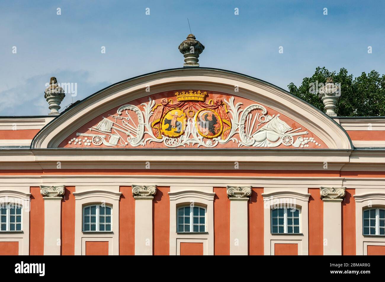 Rococo pediment hi-res stock photography and images - Alamy