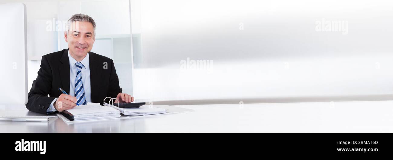Tax man accountant hi-res stock photography and images - Alamy