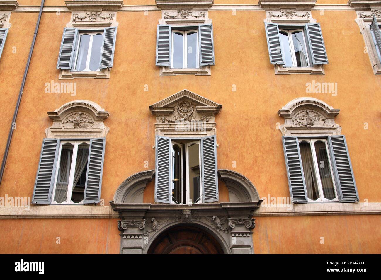 Apartment building view hi-res stock photography and images - Alamy