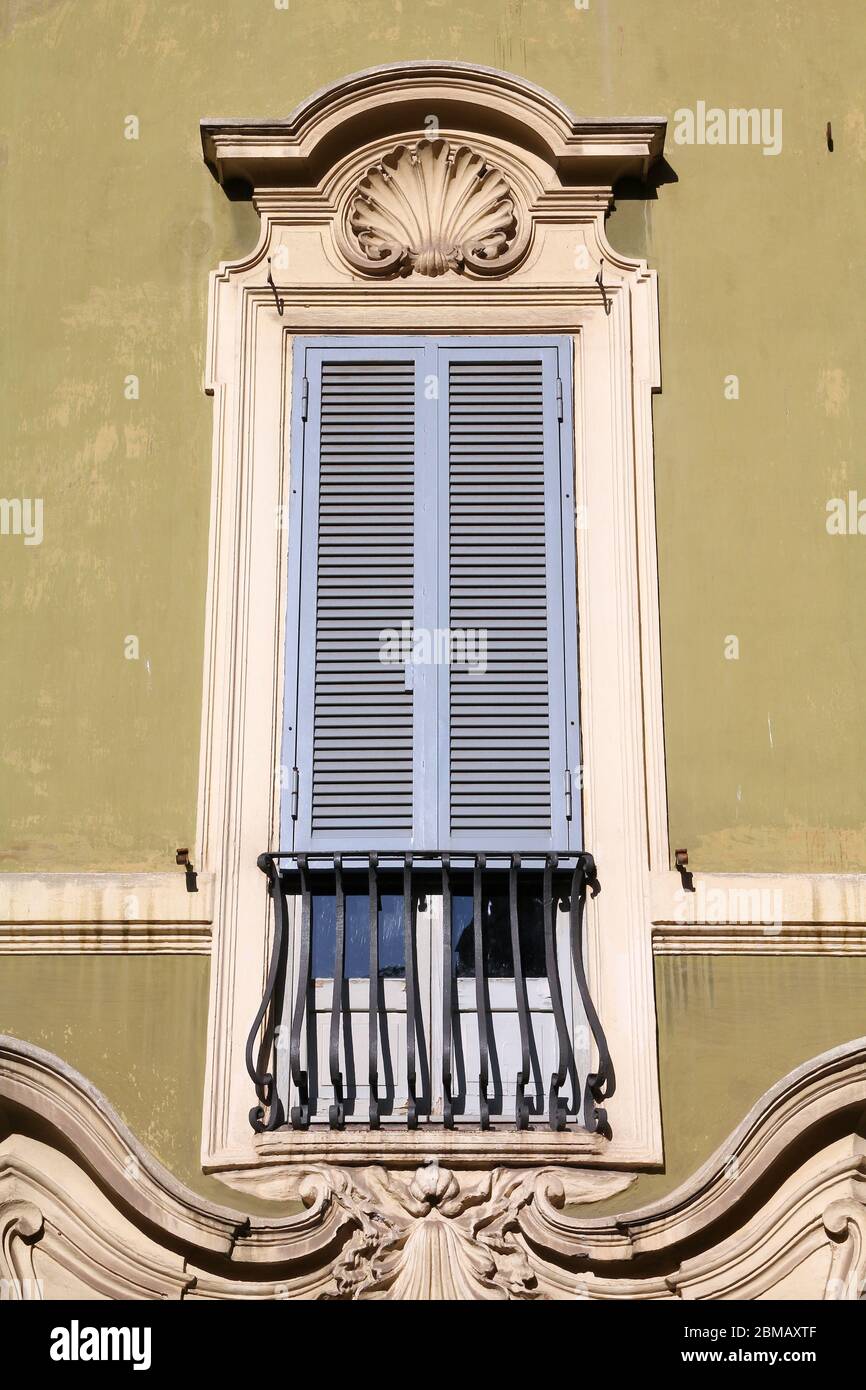 Rome, Italy. Old window, Italian architecture feature Stock Photo - Alamy