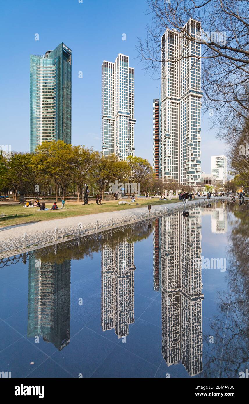 a building reflected on the surface of the water Stock Photo - Alamy