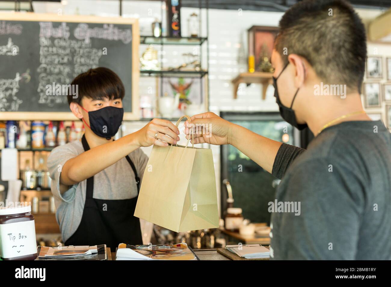 Giving tip restaurant hi-res stock photography and images - Alamy