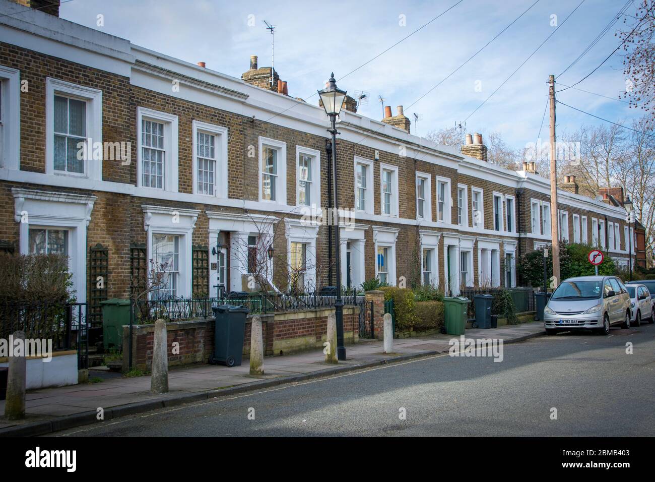 Terraced housing in london street hi-res stock photography and images ...