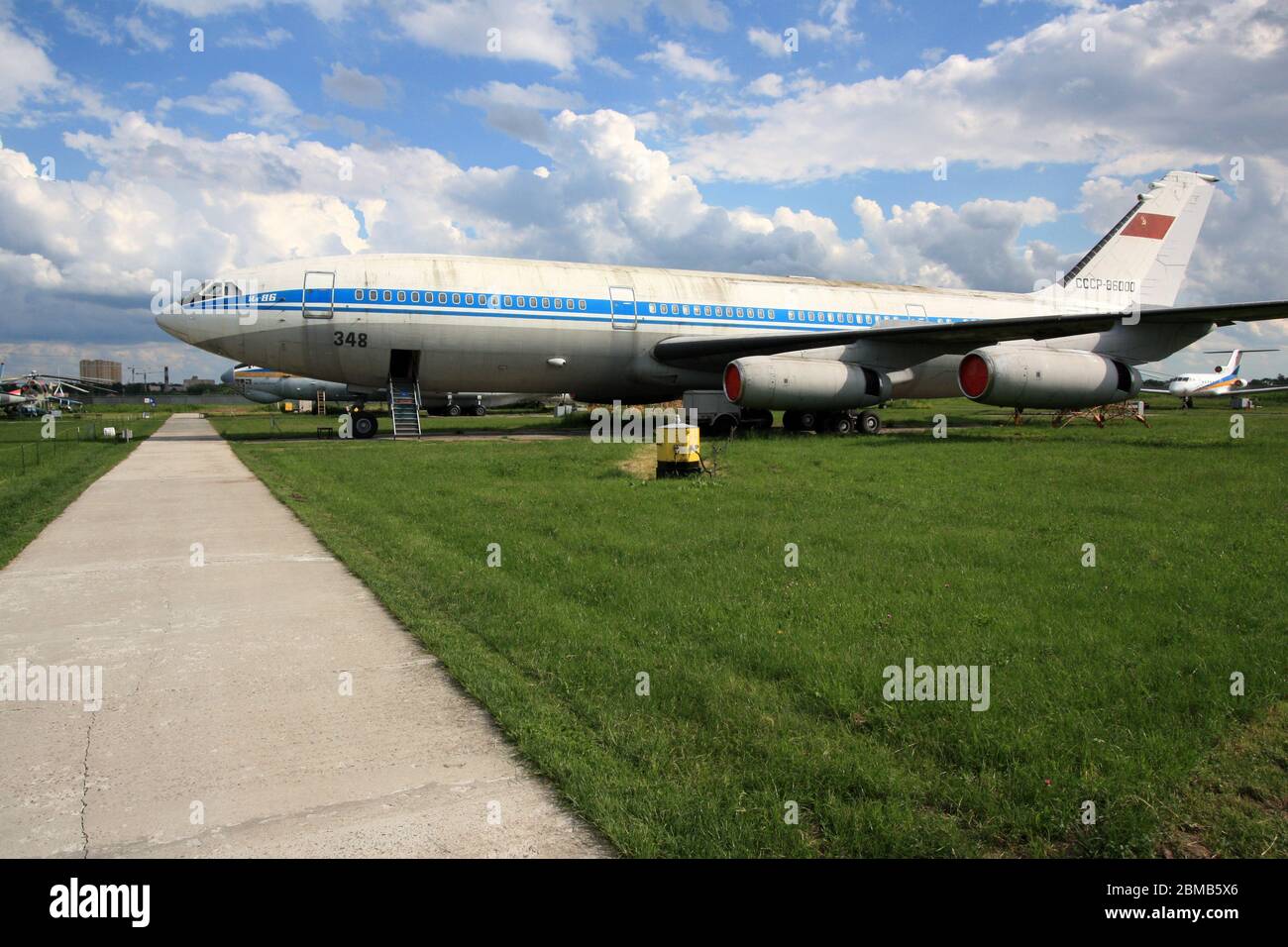 Side view of the prototype of the Ilyushin Il-86 "Camber" short- to ...