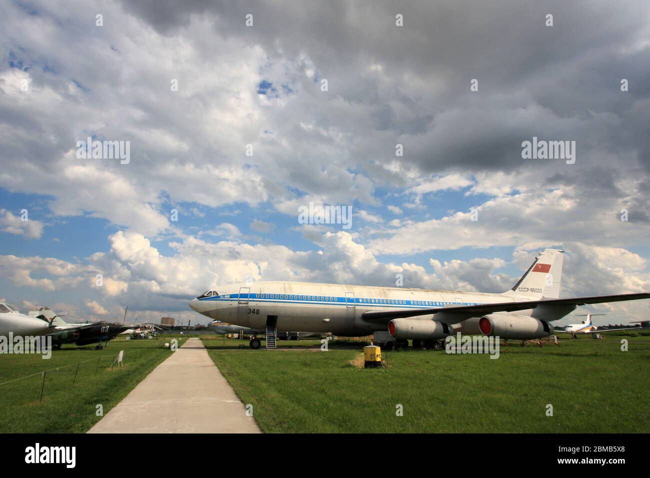 Side view of the prototype of the Ilyushin Il-86 "Camber" short- to ...