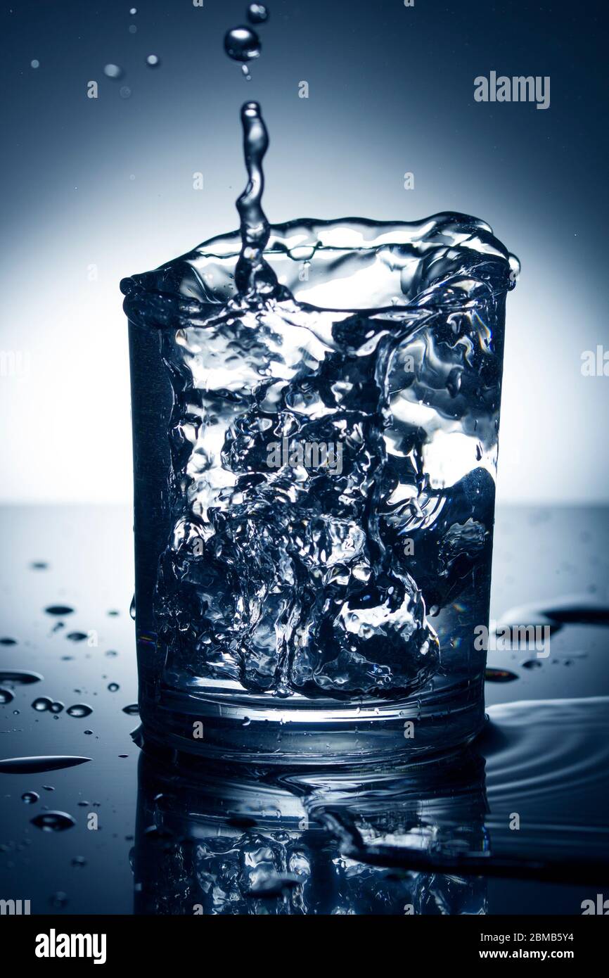 Ice cube falling glass water hi-res stock photography and images - Alamy