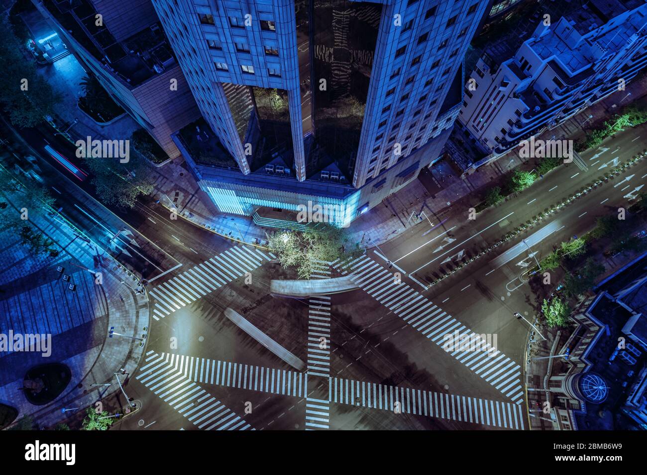 Intersection at night hi-res stock photography and images - Alamy