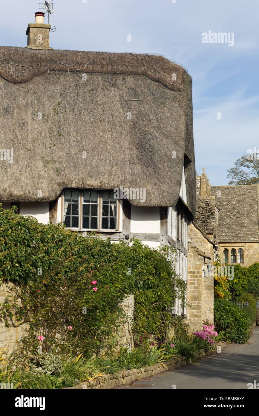 Medieval thatched cottage hi-res stock photography and images - Alamy