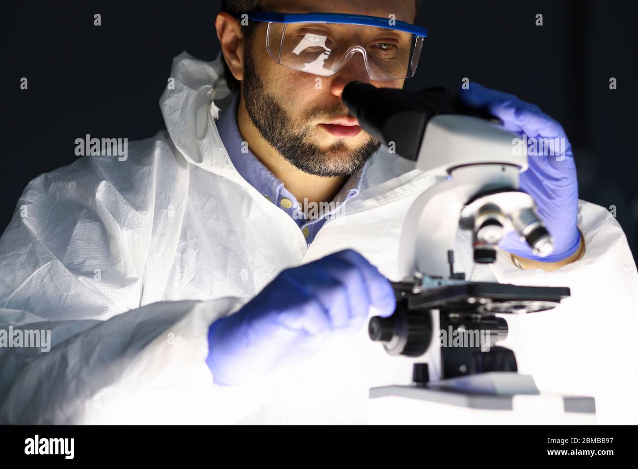 Dna microscope man hi-res stock photography and images - Alamy