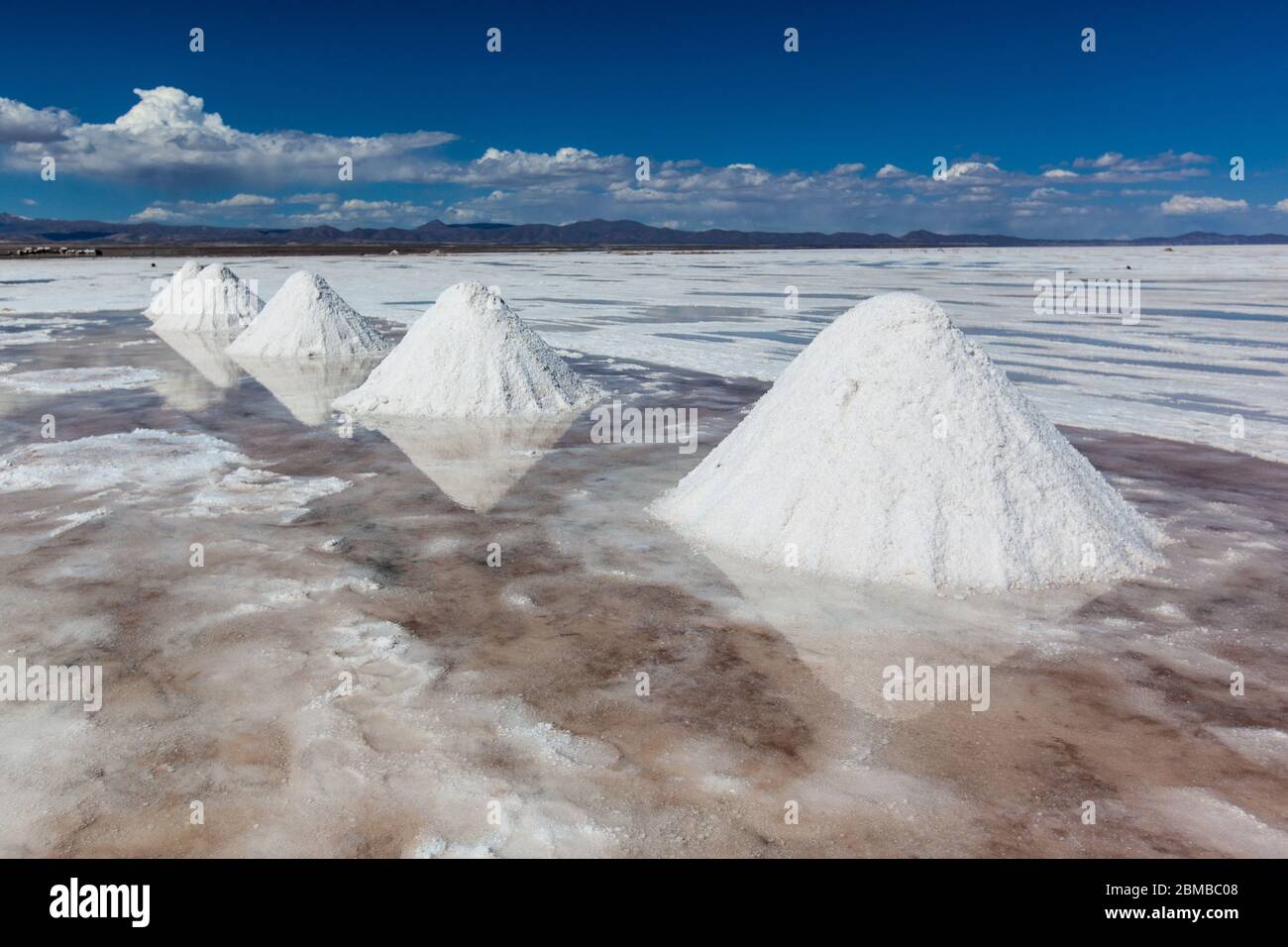 Uyuni salt flats reflection pyramid hi-res stock photography and images ...