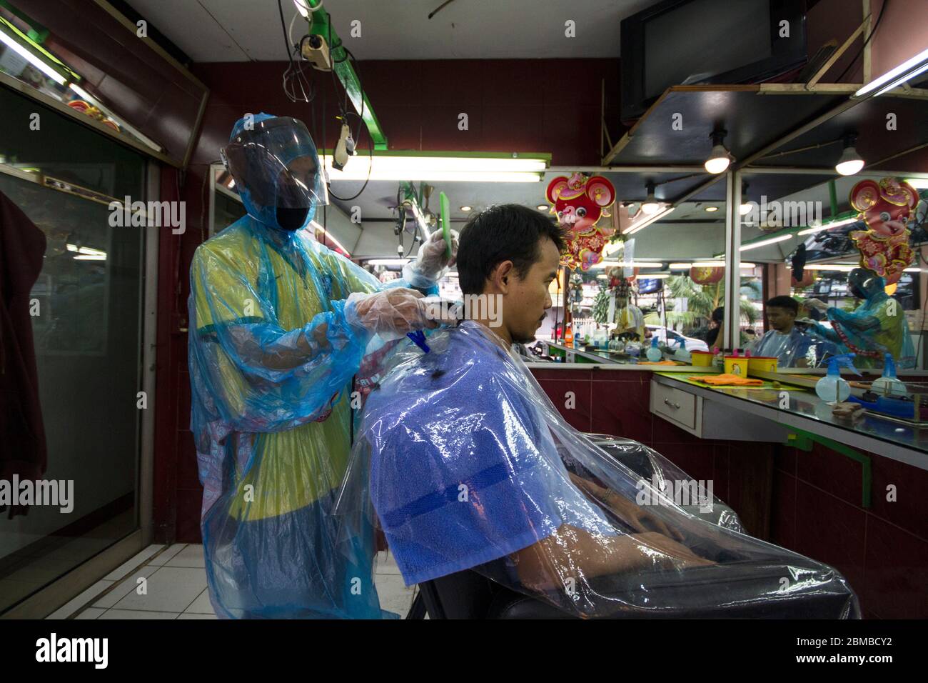Jakarta, DKI Jakarta, Indonesia. 8th May, 2020. A barber cuts the hair ...
