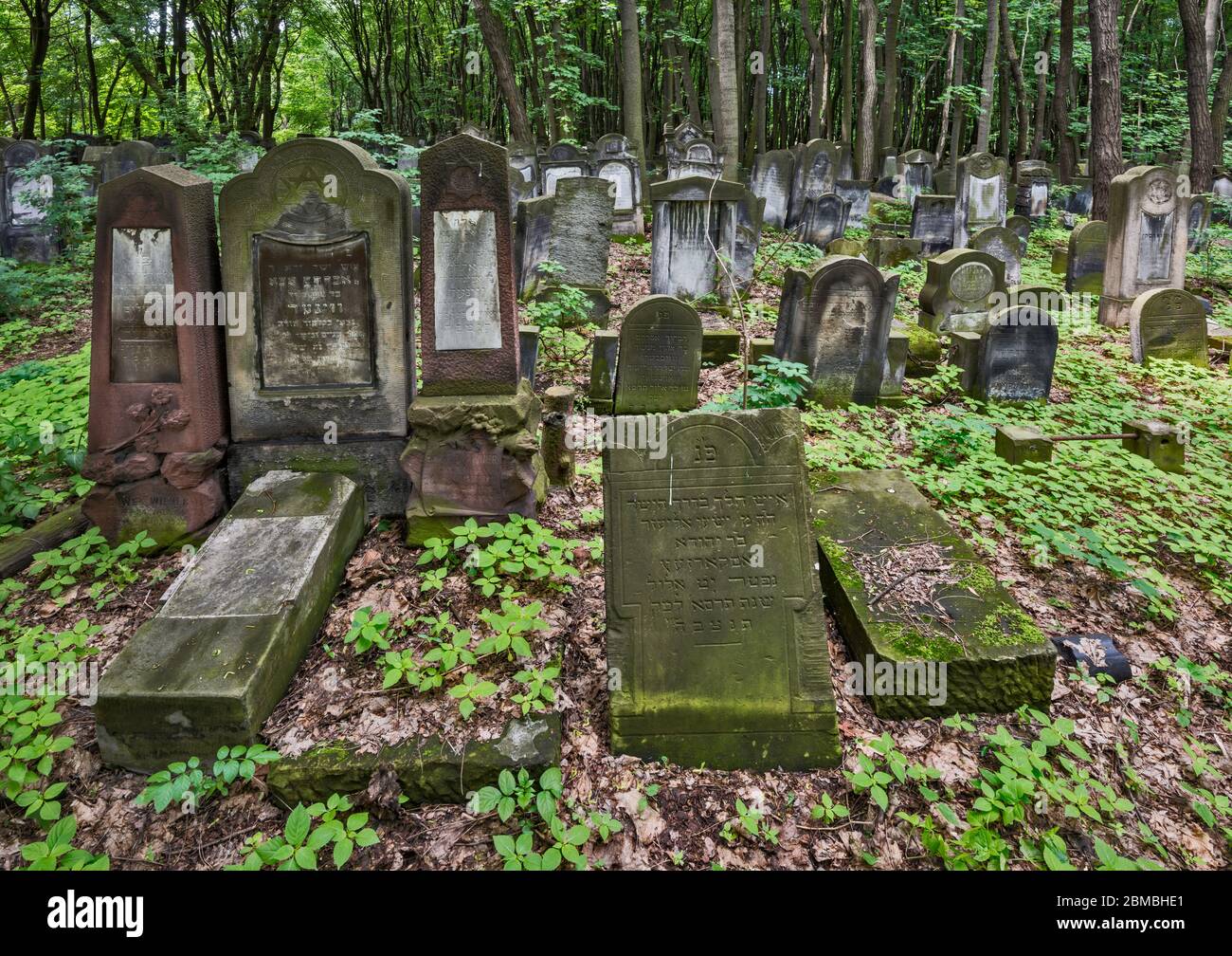 Tombstones weathering hi-res stock photography and images - Alamy