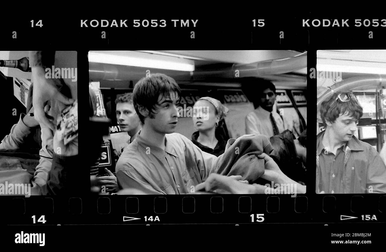 Oasis band 1990s hi-res stock photography and images - Alamy