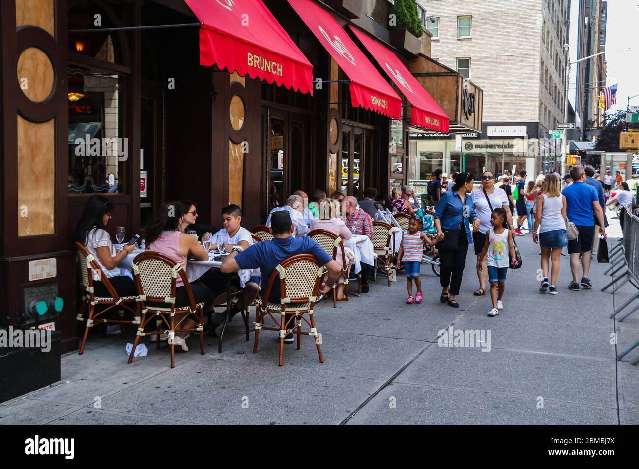 Couples eating outside hi-res stock photography and images - Alamy