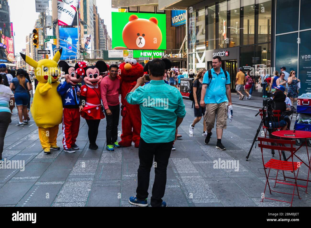 Costumed characters in times square hi-res stock photography and images ...