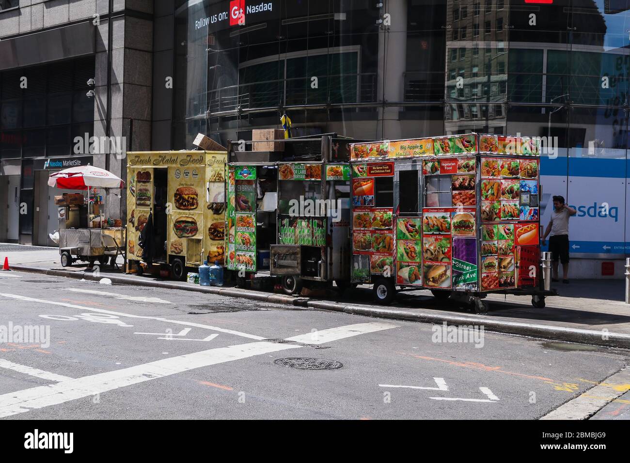 A row of food carts in Times Square, NYC Stock Photo - Alamy