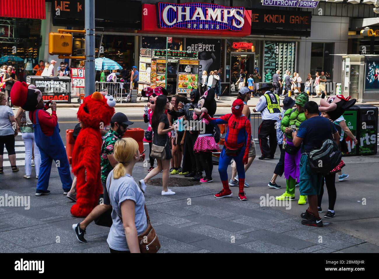Mickey mouse in times square hi-res stock photography and images - Alamy