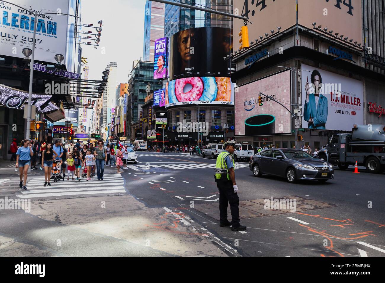 Busy intersection 42nd street hi-res stock photography and images - Alamy