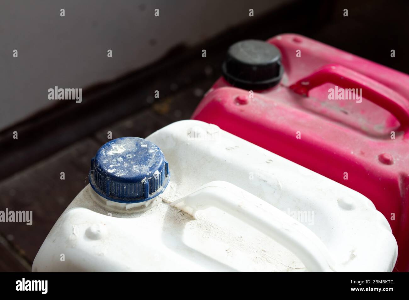 dirty plastic canisters for repairing a mixture Stock Photo - Alamy