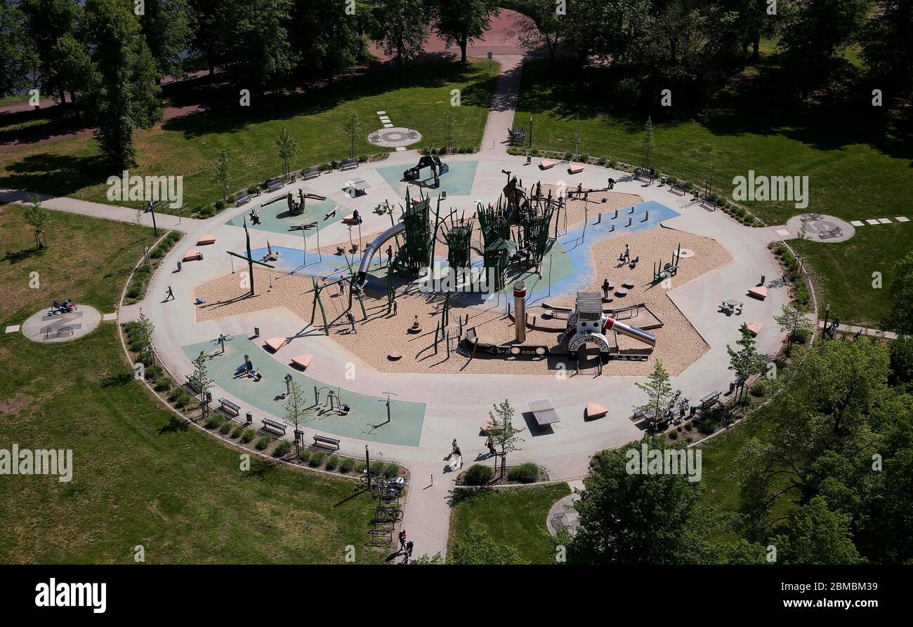 25 July 2018, Saxony-Anhalt, Magdeburg: The Rotehornpark playground ...