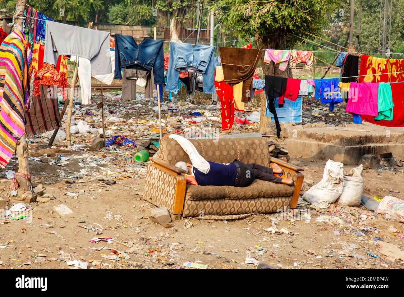 Delhi, India, March 2, 2020: Delhi suburbios train railway poverty ...