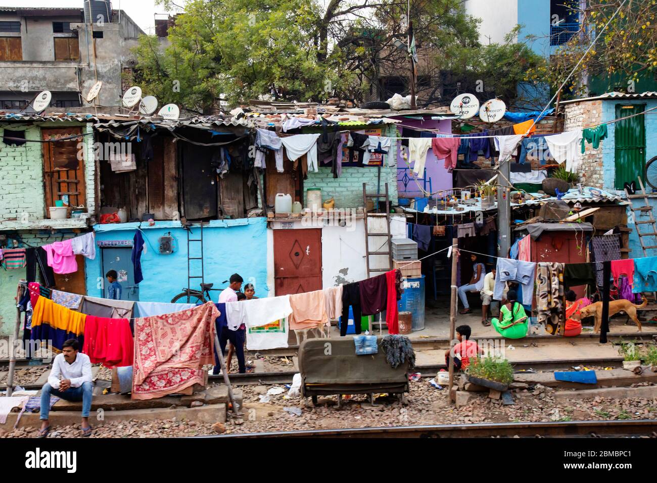 Delhi, India, March 2, 2020: Delhi suburbios train railway poverty ...