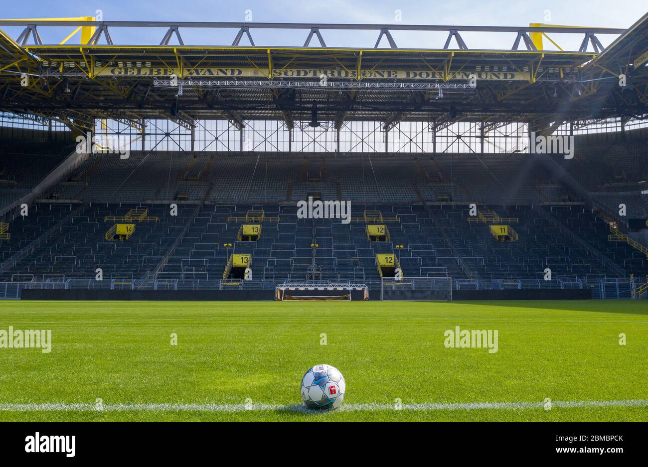 Signal iduna park yellow wall hi-res stock photography and images - Alamy