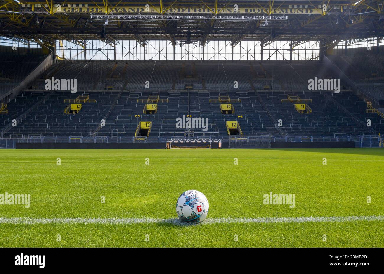 Signal iduna park yellow wall hi-res stock photography and images - Alamy